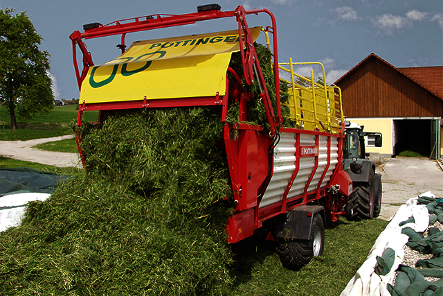 BOSS Loader wagons with feeder combs | PÖTTINGER International