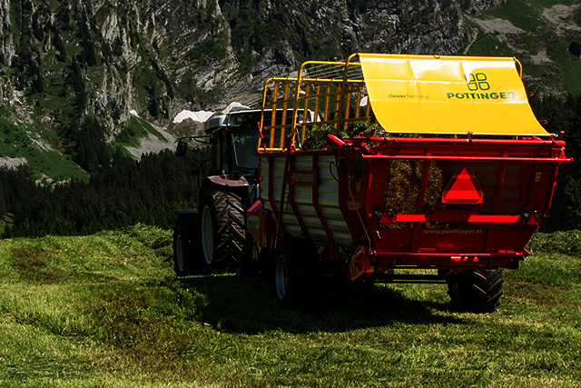 BOSS Loader wagons with feeder combs | PÖTTINGER International