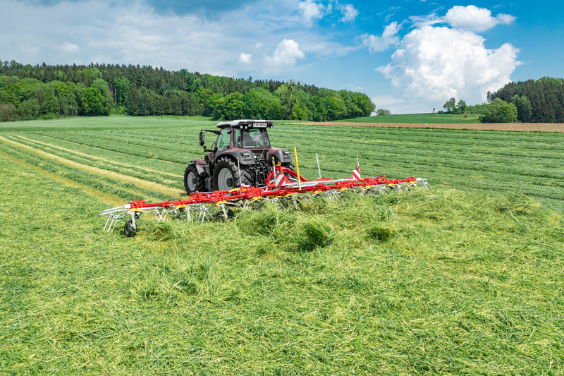 HIT Mounted tedders | PÖTTINGER United Kingdom